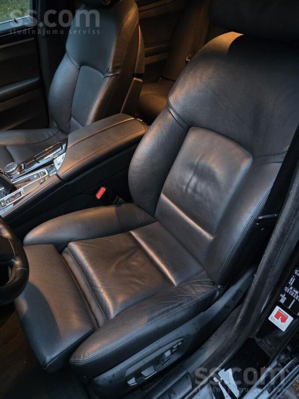 Black BMW 530 2016 in Riga, with an engine capacity of 3.00 L and mileage of 257 thousand km for 13500 €, photo 10 on AUTOMOTO.COM.LV