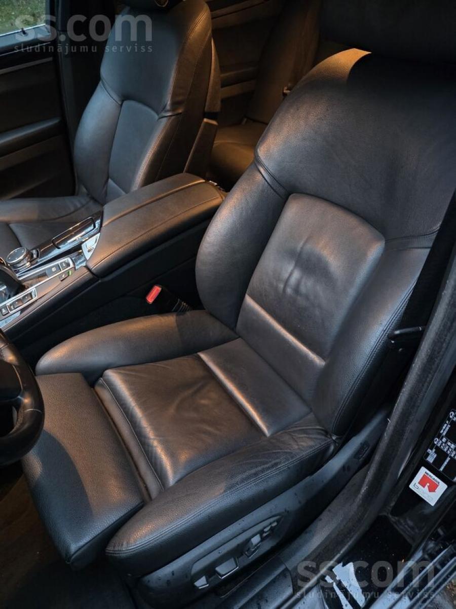 Black BMW 530 2016 in Riga, with an engine capacity of 3.00 L and mileage of 257 thousand km for 13500 €, photo 10 on AUTOMOTO.COM.LV