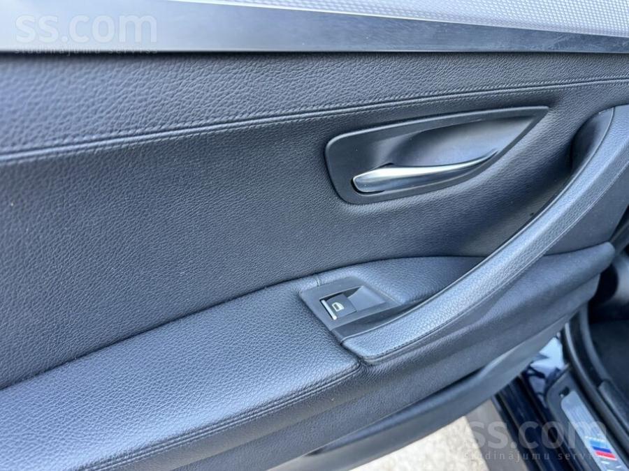 Black BMW 530 2017 in Riga, with an engine capacity of 3.00 L and mileage of 271 thousand km for 11500 €, photo 14 on AUTOMOTO.COM.LV