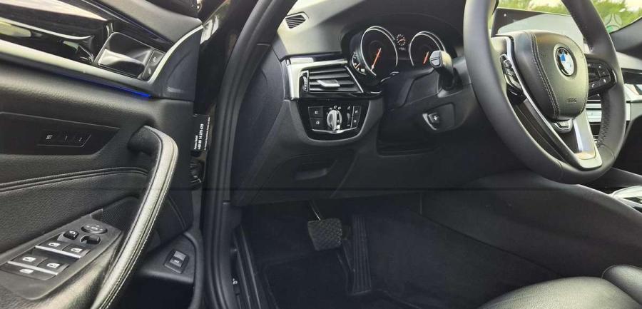 Black BMW 530 2017 in Siauliai, with an engine capacity of 2.99 L and mileage of 268 thousand km for 17900 €, photo 11 on AUTOMOTO.COM.LV