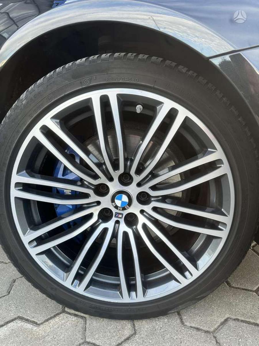 Black BMW 530 2018 in Vilnius, with an engine capacity of 2.99 L and mileage of 283 thousand km for 19499 €, photo 11 on AUTOMOTO.COM.LV