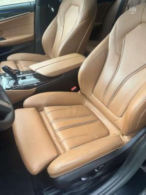 Black BMW 530 2018 in Vilnius, with an engine capacity of 2.99 L and mileage of 283 thousand km for 19499 €, photo 13 on AUTOMOTO.COM.LV