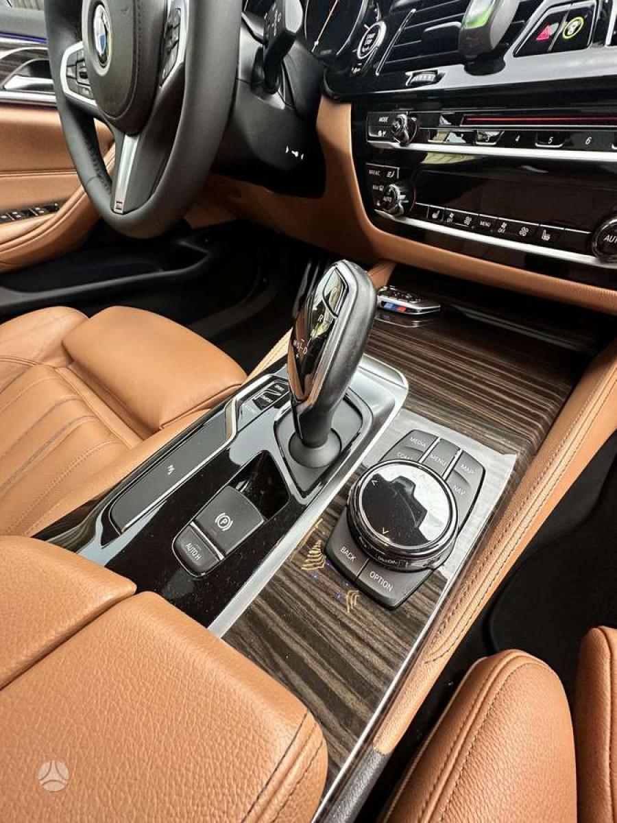 Black BMW 530 2018 in Vilnius, with an engine capacity of 2.99 L and mileage of 283 thousand km for 19499 €, photo 26 on AUTOMOTO.COM.LV