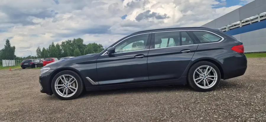 Black BMW 530 2018 in Daugavpils, with an engine capacity of 3.00 L and mileage of 260 thousand km for 18950 €, photo 3 on AUTOMOTO.COM.LV