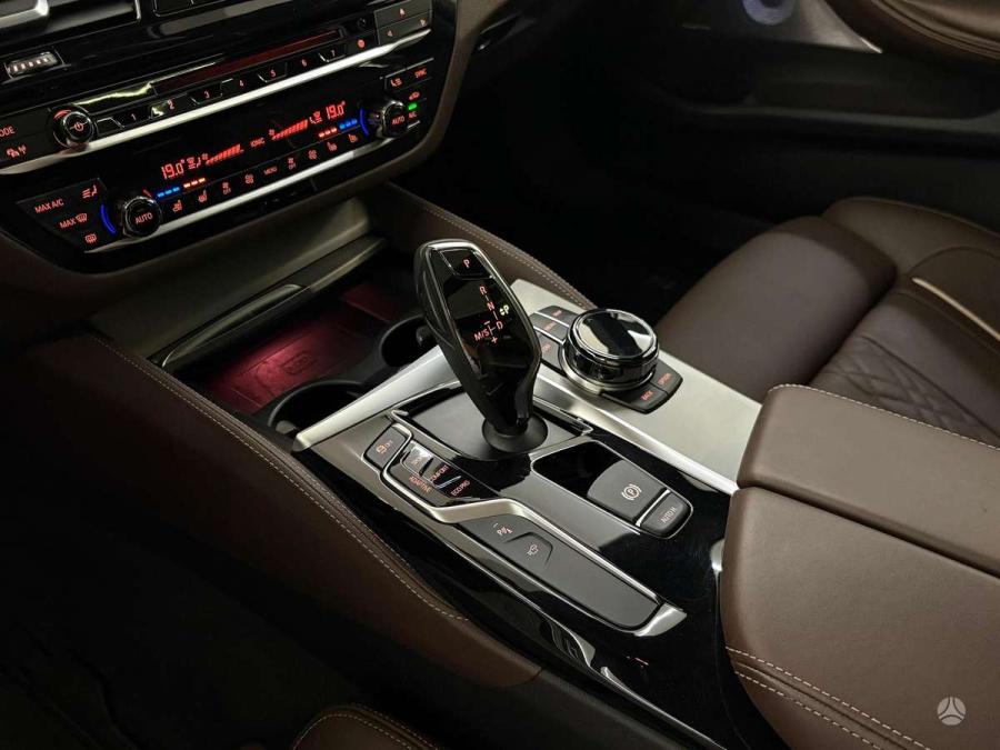 Melns BMW 530 2018 Marijampole, ar dzinēja tilpumu 2.99 L un nobraukumu 221 tūkst. km par 24850 €, foto 16 vietnē AUTOMOTO.COM.LV