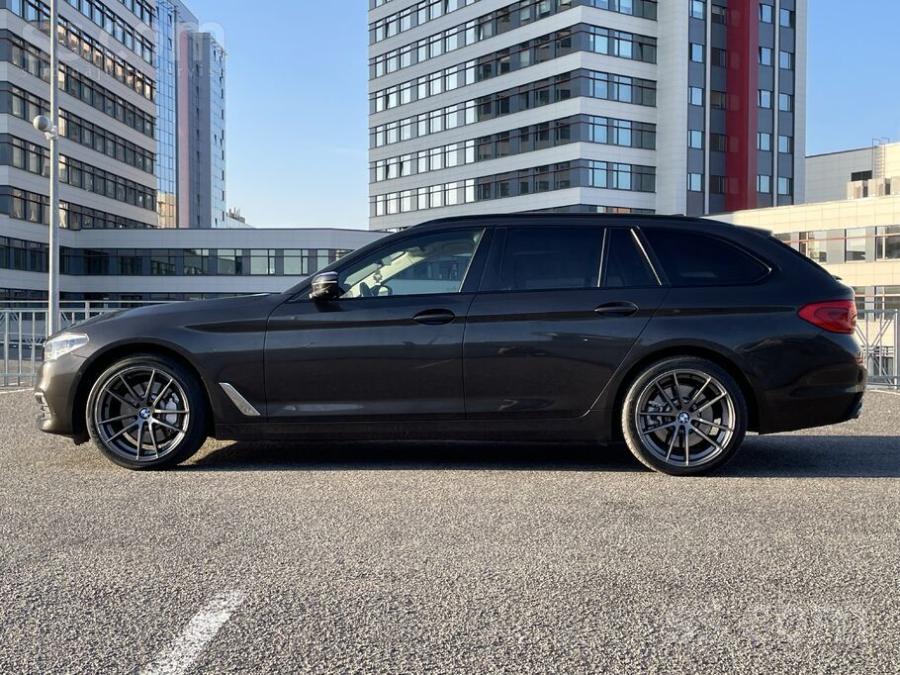 Black BMW 530 2018 in Riga, with an engine capacity of 3.00 L and mileage of 275 thousand km for 17900 €, photo 3 on AUTOMOTO.COM.LV