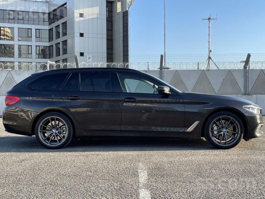 Black BMW 530 2018 in Riga, with an engine capacity of 3.00 L and mileage of 275 thousand km for 17900 €, photo 4 on AUTOMOTO.COM.LV