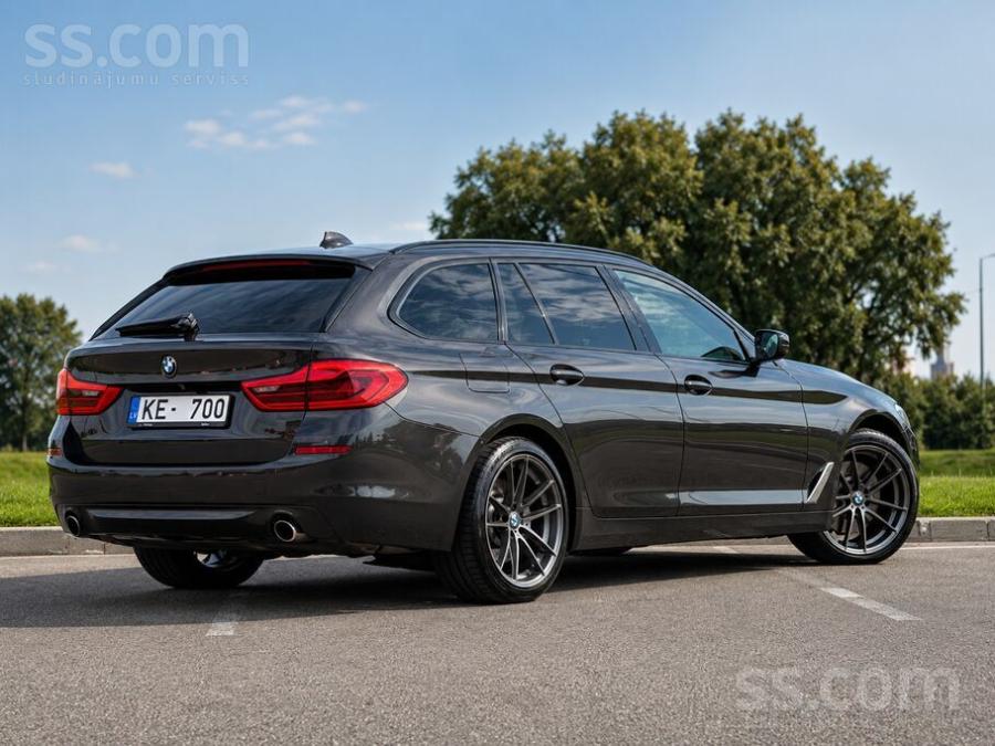 Black BMW 530 2018 in Riga, with an engine capacity of 3.00 L and mileage of 275 thousand km for 17900 €, photo 9 on AUTOMOTO.COM.LV