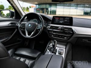 Black BMW 530 2018 in Riga, with an engine capacity of 3.00 L and mileage of 275 thousand km for 17900 €, photo 16 on AUTOMOTO.COM.LV