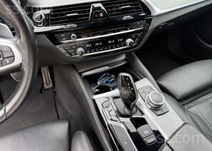 Black BMW 530 2018 in Riga, with an engine capacity of 3.00 L and mileage of 211 thousand km for 19300 €, photo 6 on AUTOMOTO.COM.LV