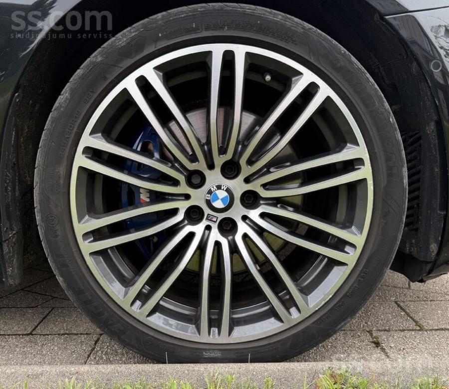 Black BMW 530 2018 in Riga, with an engine capacity of 3.00 L and mileage of 211 thousand km for 19300 €, photo 11 on AUTOMOTO.COM.LV