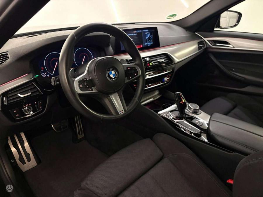 Black BMW 530 2018 in Marijampole, with an engine capacity of 2.99 L and mileage of 264 thousand km for 18999 €, photo 3 on AUTOMOTO.COM.LV