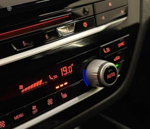 Black BMW 530 2018 in Marijampole, with an engine capacity of 2.99 L and mileage of 264 thousand km for 18999 €, photo 11 on AUTOMOTO.COM.LV