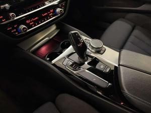 Black BMW 530 2018 in Marijampole, with an engine capacity of 2.99 L and mileage of 264 thousand km for 18999 €, photo 16 on AUTOMOTO.COM.LV
