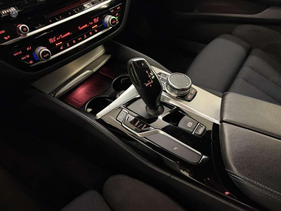 Black BMW 530 2018 in Marijampole, with an engine capacity of 2.99 L and mileage of 264 thousand km for 18999 €, photo 16 on AUTOMOTO.COM.LV