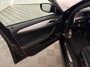 Black BMW 530 2018 in Marijampole, with an engine capacity of 2.99 L and mileage of 264 thousand km for 18999 €, photo 17 on AUTOMOTO.COM.LV
