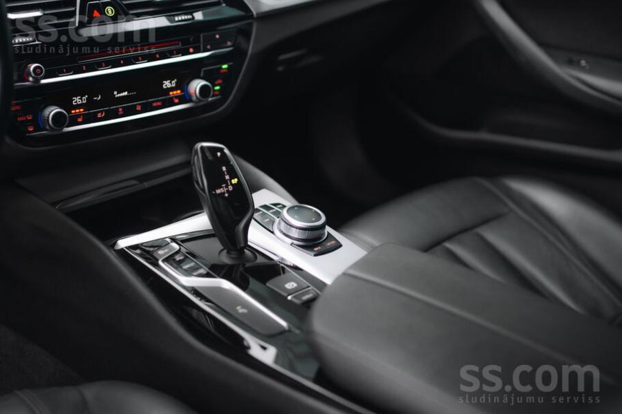 Black BMW 530 2019 in Riga, with an engine capacity of 3.00 L and mileage of 235 thousand km for 17000 €, photo 9 on AUTOMOTO.COM.LV