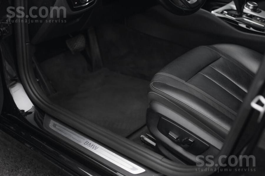 Black BMW 530 2019 in Riga, with an engine capacity of 3.00 L and mileage of 235 thousand km for 17000 €, photo 10 on AUTOMOTO.COM.LV