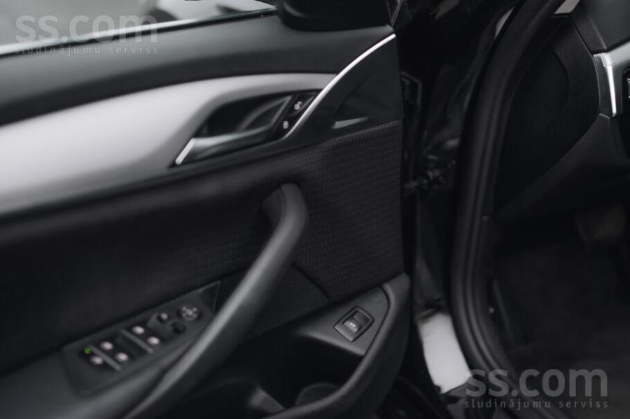 Black BMW 530 2019 in Riga, with an engine capacity of 3.00 L and mileage of 235 thousand km for 17000 €, photo 11 on AUTOMOTO.COM.LV