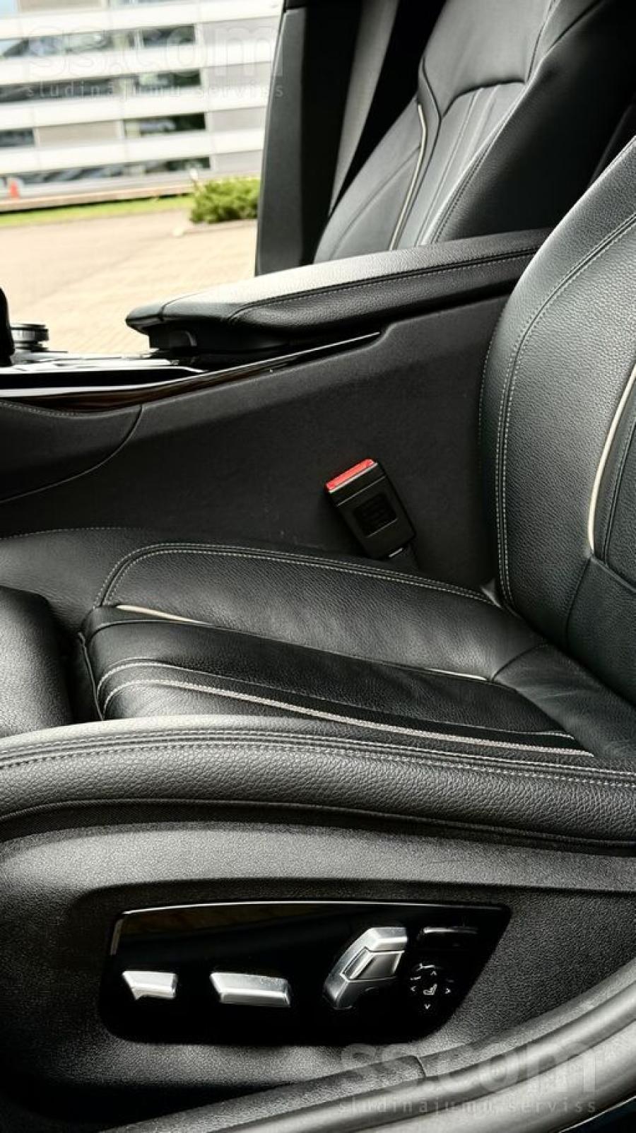 Black BMW 530 2019 in Riga, with an engine capacity of 3.00 L and mileage of 181 thousand km for 27690 €, photo 15 on AUTOMOTO.COM.LV