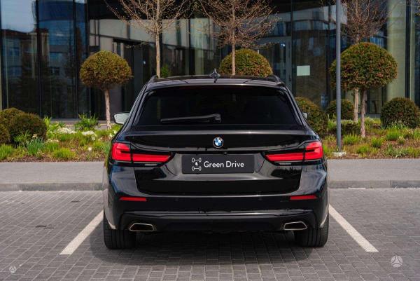 Black BMW 530 2020 in Vilnius, with an engine capacity of 2.00 L and mileage of 93 thousand km for 27990 €, photo 4 on AUTOMOTO.COM.LV