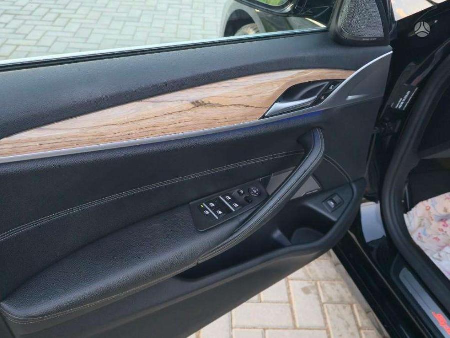 Black BMW 530 2020 in Vilnius, with an engine capacity of 2.99 L and mileage of 331 thousand km for 16800 €, photo 22 on AUTOMOTO.COM.LV