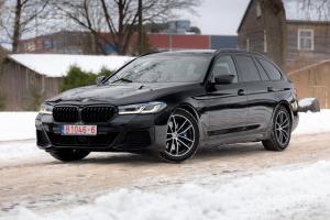 Melns BMW 530 2021 Jelgava, ar dzinēja tilpumu 2.00 L un nobraukumu 136 tūkst. km par 38900 €, foto  vietnē AUTOMOTO.COM.LV