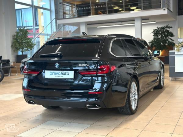 Melns BMW 530 2021 Klaipėda, ar dzinēja tilpumu 2.00 L un nobraukumu 143 tūkst. km par 29392 €, foto 4 vietnē AUTOMOTO.COM.LV