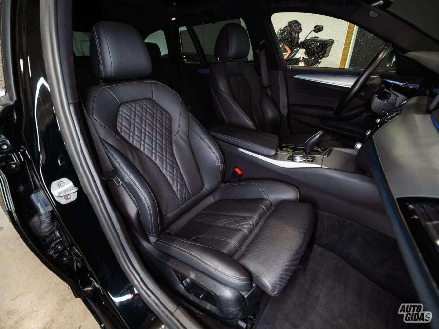 Black BMW 530 2021 in Marijampole, with an engine capacity of 3.00 L and mileage of 77 thousand km for 34950 €, photo 36 on AUTOMOTO.COM.LV