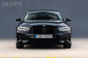 Black BMW 530 2021 in Jelgava, with an engine capacity of 2.00 L and mileage of 211 thousand km for 22000 €, photo 3 on AUTOMOTO.COM.LV