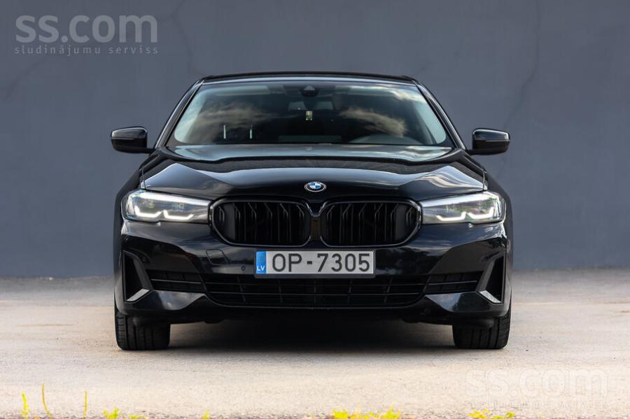 Black BMW 530 2021 in Jelgava, with an engine capacity of 2.00 L and mileage of 211 thousand km for 22000 €, photo 3 on AUTOMOTO.COM.LV