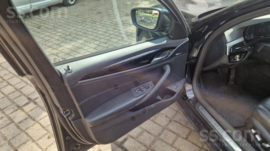 Black BMW 530 2021 in Riga, with an engine capacity of 2.00 L and mileage of 80 thousand km for 25500 €, photo 9 on AUTOMOTO.COM.LV