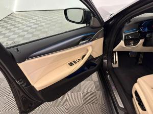 Black BMW 530 2021 in Marijampole, with an engine capacity of 2.00 L and mileage of 50 thousand km for 29999 €, photo 30 on AUTOMOTO.COM.LV