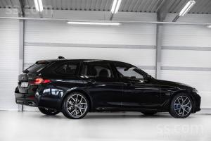Black BMW 530 2021 in Tukums, with an engine capacity of 2.00 L and mileage of 175 thousand km for 27777 €, photo 4 on AUTOMOTO.COM.LV