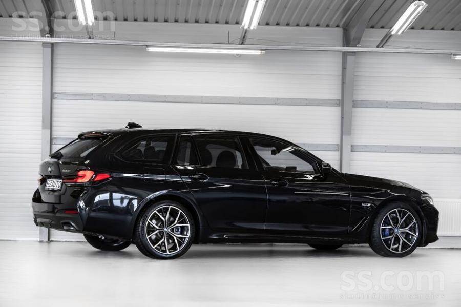 Black BMW 530 2021 in Tukums, with an engine capacity of 2.00 L and mileage of 175 thousand km for 27777 €, photo 4 on AUTOMOTO.COM.LV