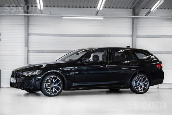 BMW 530 2021 in Tukums on AUTOMOTO.COM.LV Black BMW 530 2021 in Tukums, with an engine capacity of 2.00 L and mileage of 175 thousand km for 27777 €, photo 7 on AUTOMOTO.COM.LV