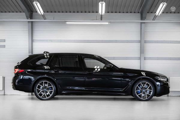 BMW 530 2021 in Tukums on AUTOMOTO.COM.LV Black BMW 530 2021 in Tukums, with an engine capacity of 2.00 L and mileage of 175 thousand km for 27777 €, photo 5 on AUTOMOTO.COM.LV