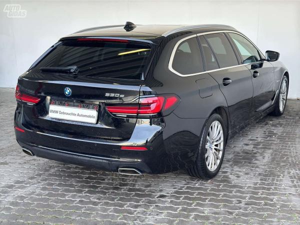 Black BMW 530 2022 in Kaunas, with an engine capacity of 2.00 L and mileage of 86 thousand km for 33102 €, photo 4 on AUTOMOTO.COM.LV