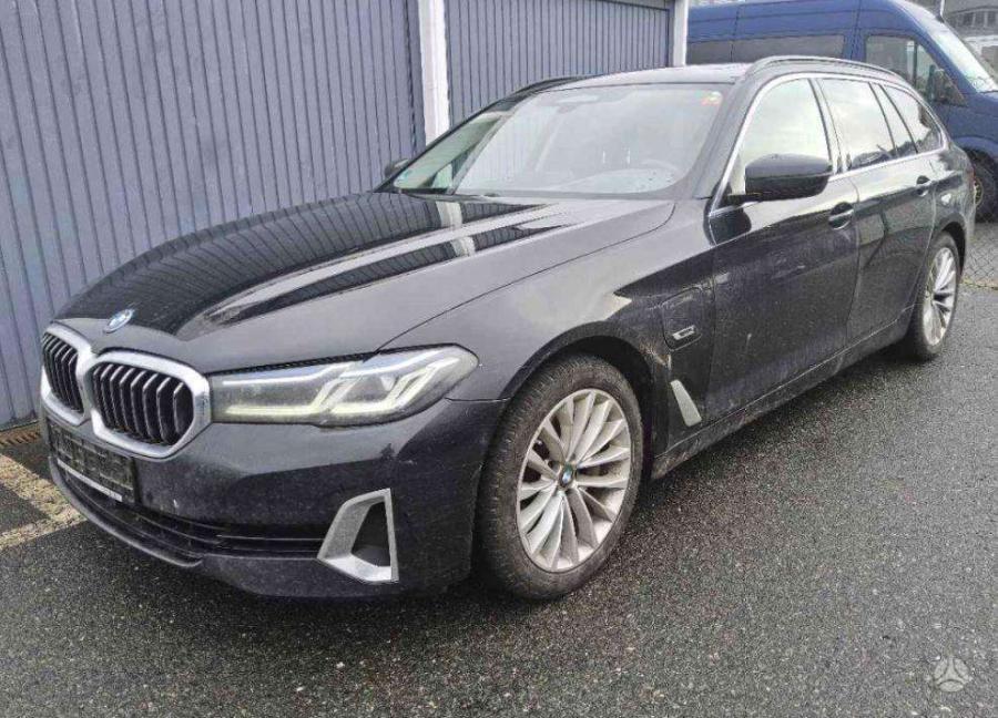 Black BMW 530 2022 in Siauliai, with an engine capacity of 2.00 L and mileage of 127 thousand km for 25900 €, photo 1 on AUTOMOTO.COM.LV