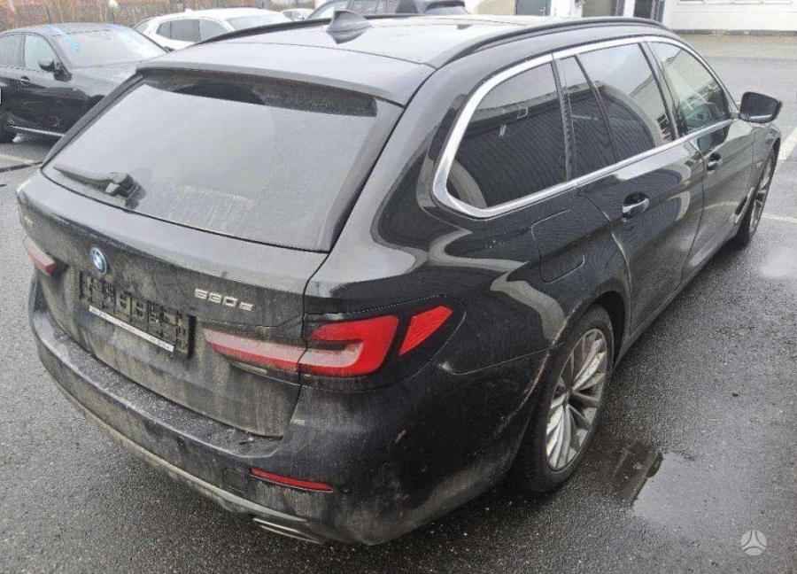 Black BMW 530 2022 in Siauliai, with an engine capacity of 2.00 L and mileage of 127 thousand km for 25900 €, photo 2 on AUTOMOTO.COM.LV