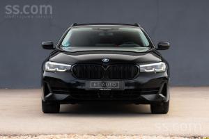Black BMW 530 2022 in Jelgava, with an engine capacity of 2.00 L and mileage of 186 thousand km for 21800 €, photo 3 on AUTOMOTO.COM.LV