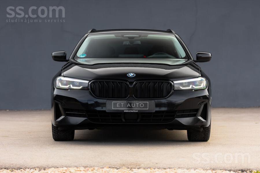 Black BMW 530 2022 in Jelgava, with an engine capacity of 2.00 L and mileage of 186 thousand km for 21800 €, photo 3 on AUTOMOTO.COM.LV