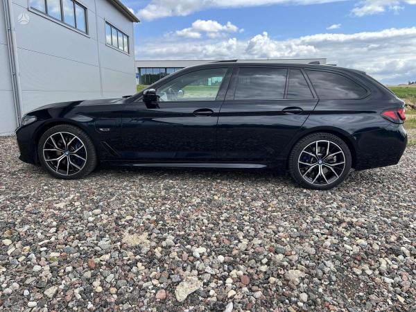 Black BMW 530 2022 in Elektrenai, with an engine capacity of 2.00 L and mileage of 72 thousand km for 35199 €, photo 5 on AUTOMOTO.COM.LV