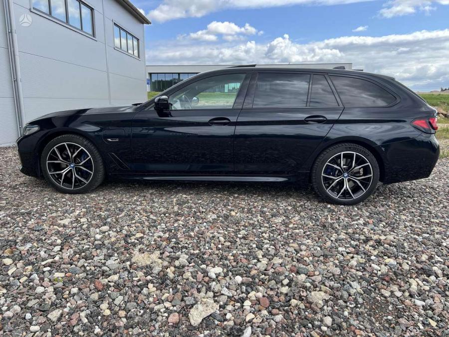 Black BMW 530 2022 in Elektrenai, with an engine capacity of 2.00 L and mileage of 72 thousand km for 35199 €, photo 5 on AUTOMOTO.COM.LV