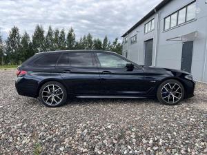 Black BMW 530 2022 in Elektrenai, with an engine capacity of 2.00 L and mileage of 72 thousand km for 35199 €, photo 9 on AUTOMOTO.COM.LV