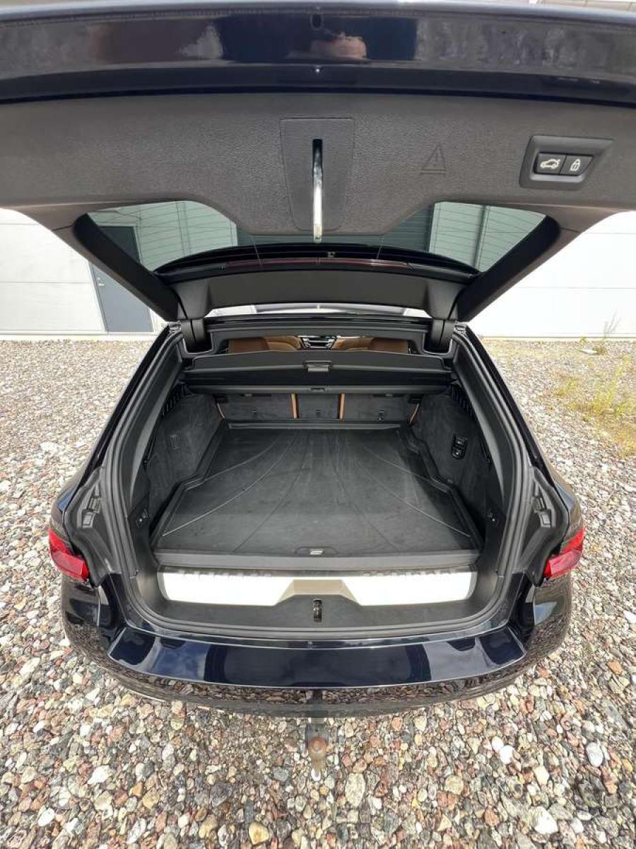 Black BMW 530 2022 in Elektrenai, with an engine capacity of 2.00 L and mileage of 72 thousand km for 35199 €, photo 14 on AUTOMOTO.COM.LV
