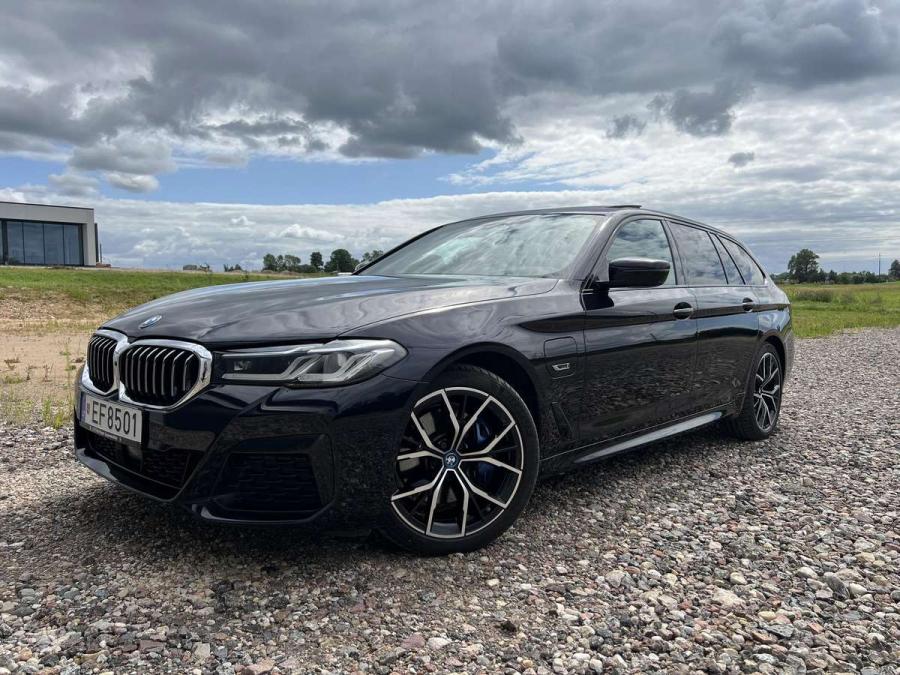 Black BMW 530 2022 in Elektrenai, with an engine capacity of 2.00 L and mileage of 72 thousand km for 35199 €, photo 19 on AUTOMOTO.COM.LV