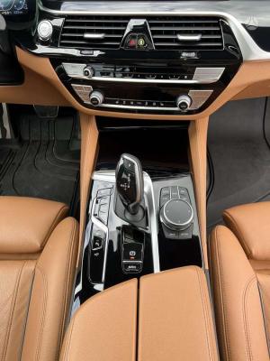 Black BMW 530 2022 in Elektrenai, with an engine capacity of 2.00 L and mileage of 72 thousand km for 35199 €, photo 27 on AUTOMOTO.COM.LV
