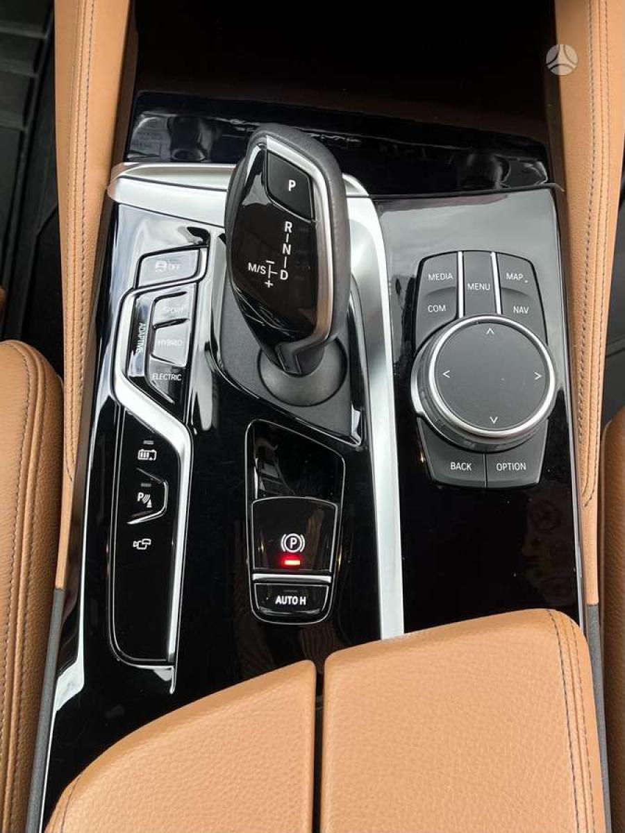 Black BMW 530 2022 in Elektrenai, with an engine capacity of 2.00 L and mileage of 72 thousand km for 35199 €, photo 28 on AUTOMOTO.COM.LV