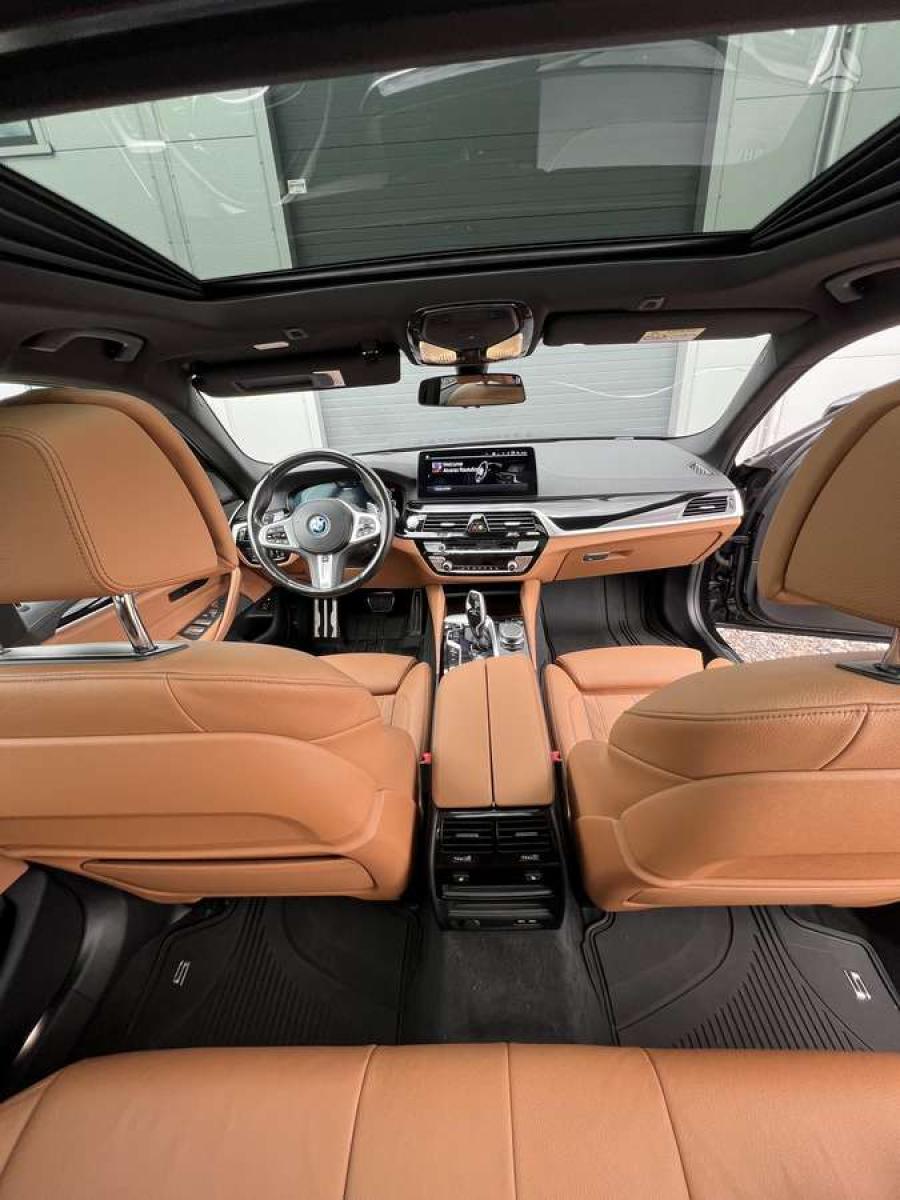 Black BMW 530 2022 in Elektrenai, with an engine capacity of 2.00 L and mileage of 72 thousand km for 35199 €, photo 29 on AUTOMOTO.COM.LV